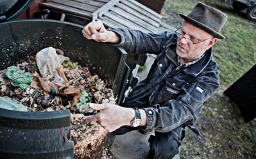 Bo Rappne odlar jord av avfall – Arbetet