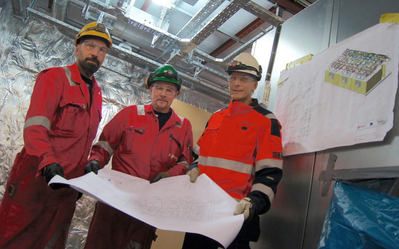 Kapten Zoom-miljö med näsan i ritningarna – Arbetet