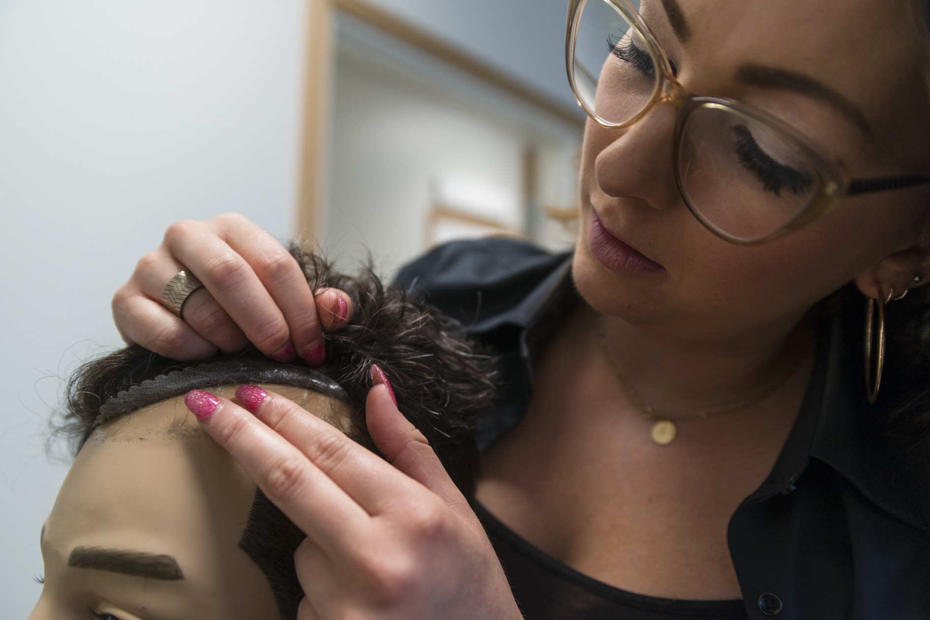 Nyhetsveckan: Hon hjälper cancersjuka med håret – Arbetet