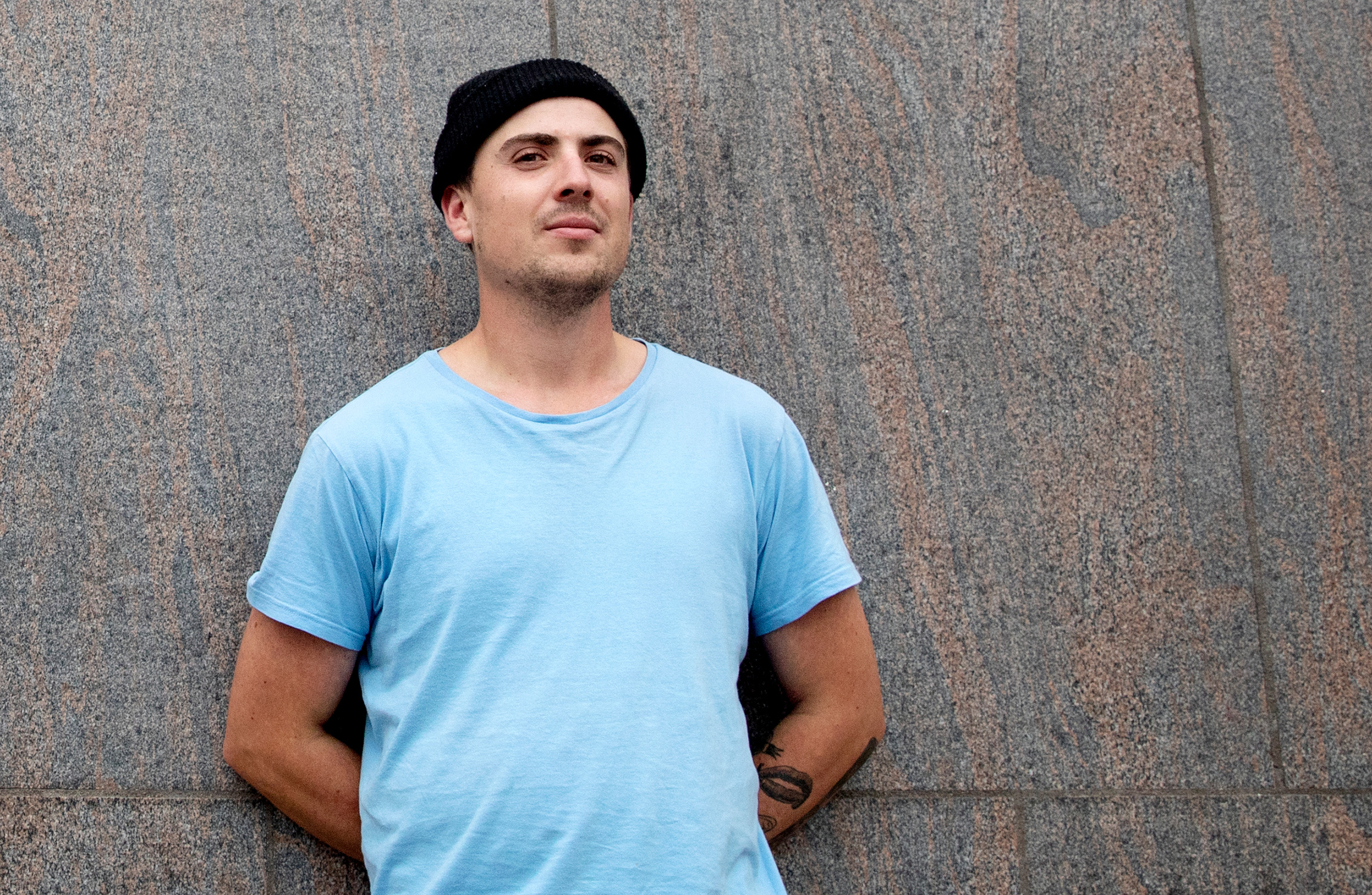 Alexander, 28, spelade bort allt – låg på rälsen för att dö – Arbetet