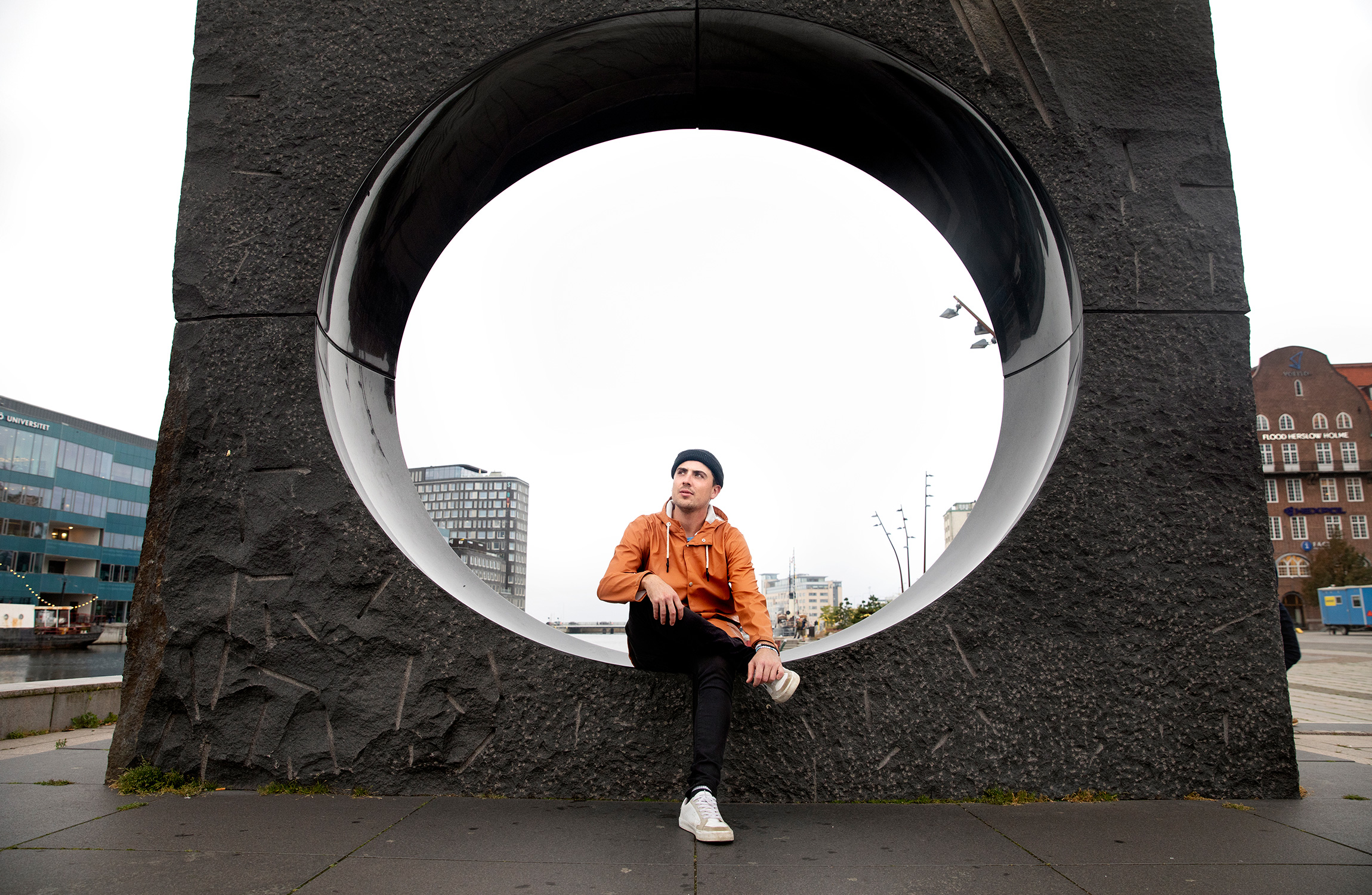 Alexander, 28, spelade bort allt – låg på rälsen för att dö – Arbetet