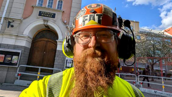 I tre år fick Emil alldeles för lite lön – nu får han 180 000: ”Bjöd på ...